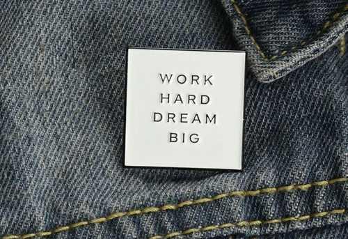 Значок пин work hard dream big
