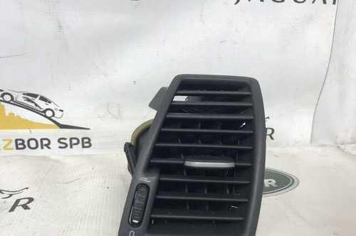 Дефлектор воздушный правый в торпедо Volvo XC90