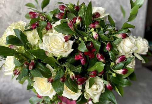Букет цветов на 8 марта, Тюльпаны, сладкие букеты