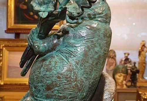 Скульптура бегемота в креслокачалке «Счастливый де