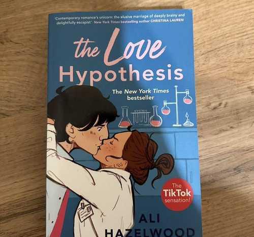 Ali Hazelwood "The love hypothesis"