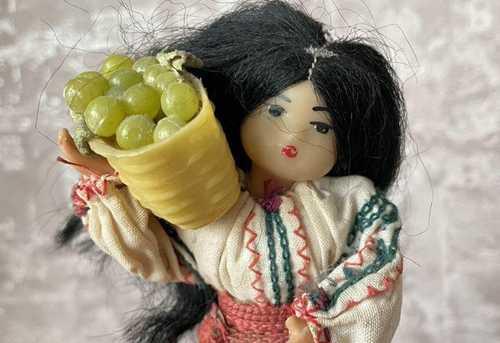 Кукла фигурка девушка с виноградом