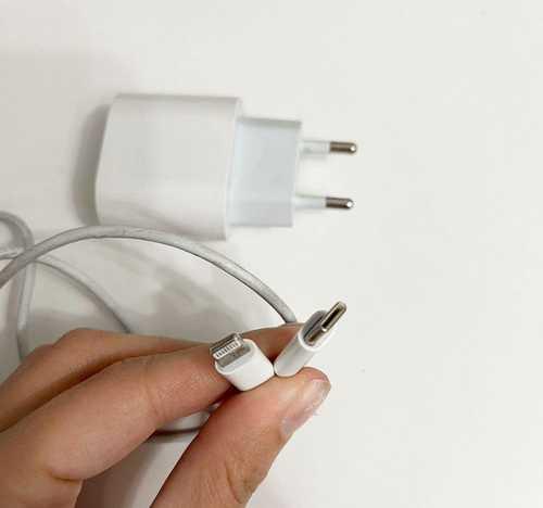 Зарядное устройство на iPhone 13