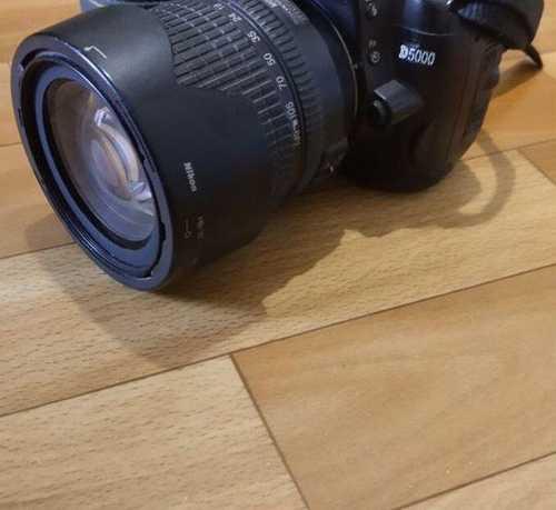 Зеркальный фотоаппарат Nikon D5000 в объективом