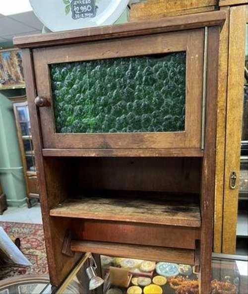 Старинный подвесной шкафчик с зеленым стеклом