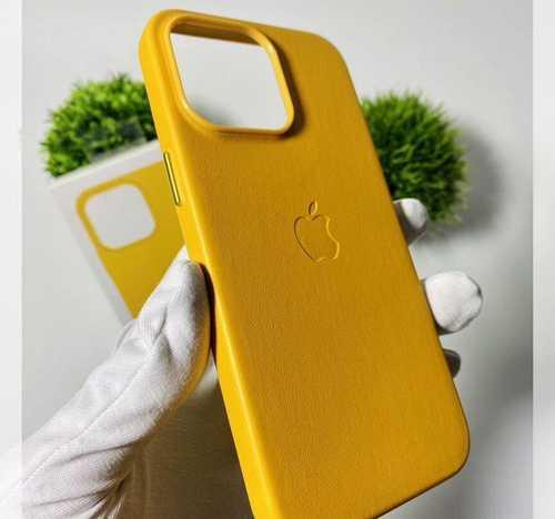 Кожаный чехол на iPhone 15 Pro Max (жёлтый)