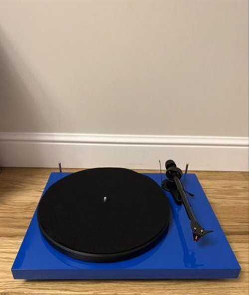 Проигрыватель винила Pro-Ject Debut Carbon