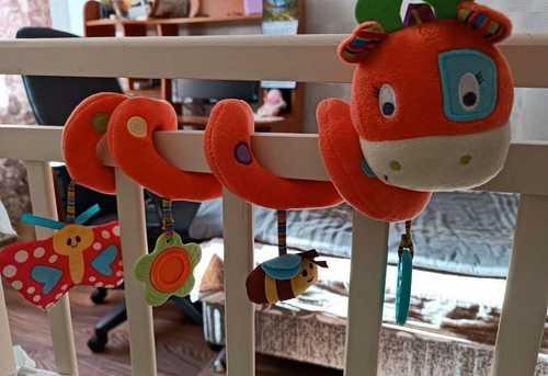 Развивающая игрушка змейка на детскую кроватку