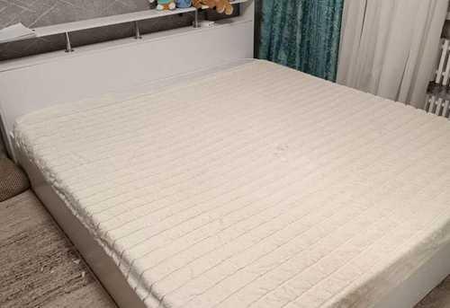 Кровать двухспальная с матрасом 200*200