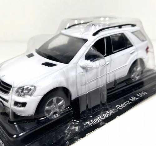 Модель Mercedes-Benz ML 500 (2000) white 1:43 Deag