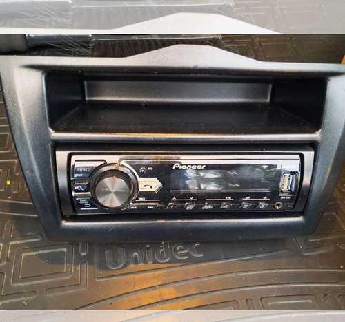 Авто магнитола pioneer mvh -29 bt,бу