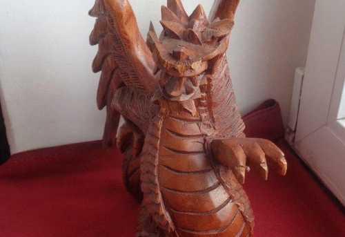 Статуэтка дракона. резная. из дерева