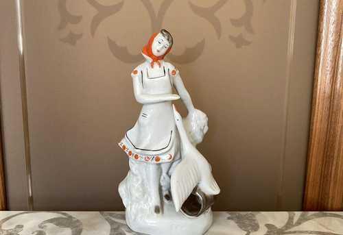 Антикварная фарфоровая статуэтка Девушка с гусем