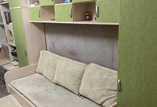 Детская стенка(кровать,шкафы,стол)