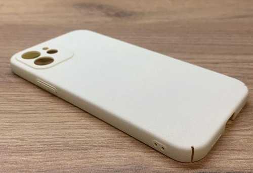 Чехол на iPhone 12 пластиковый белый