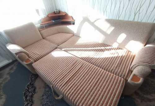 Угловой диван с полками и ящиком