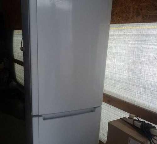 Холодильник бу Аристон