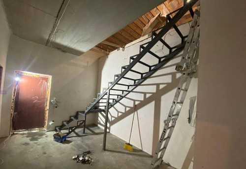 Каркас металлической лестницы