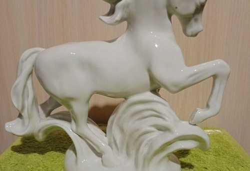 Фарфоровая статуэтка Белый Конь