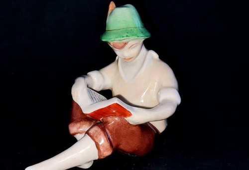 Фарфоровая статуэтка Нильс с книгой Hollohaza