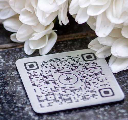 Табличка с QR кодом на памятник