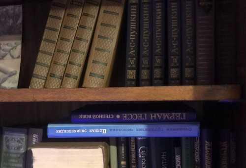 Книги много