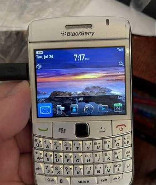 Телефон BlackBerry 9780 белый