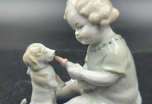 Антикварная статуэтка девочка кормит собаку