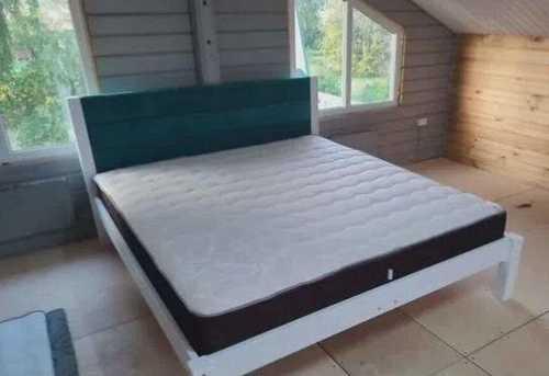 Двуспальная кровать с мягким бортом