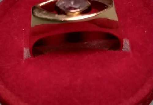 Золотое кольцо с крупным бриллиантом