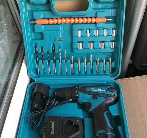 Шуруповерт 12 вольт с битами Makita