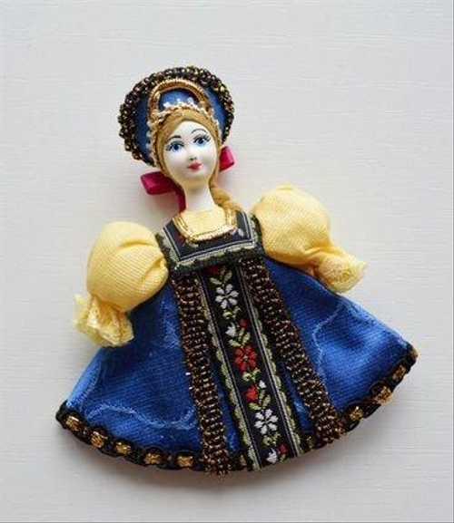 Миниатюрная кукла в русском народном костюме