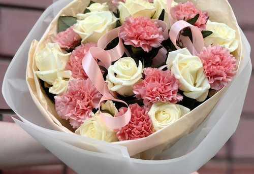 Букет из белых роз и розовых гвоздик