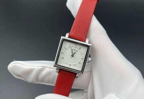 Серебристые женские часы Cartier, красный ремешок