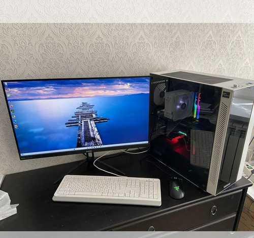 Игровой компьютер с монитором и клавиатурой