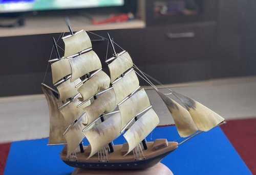 Модель корабля парусник