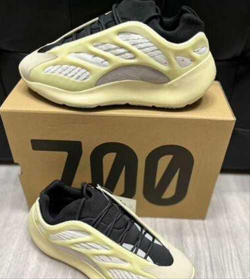 Кроссовки Adidas иззи 700v3