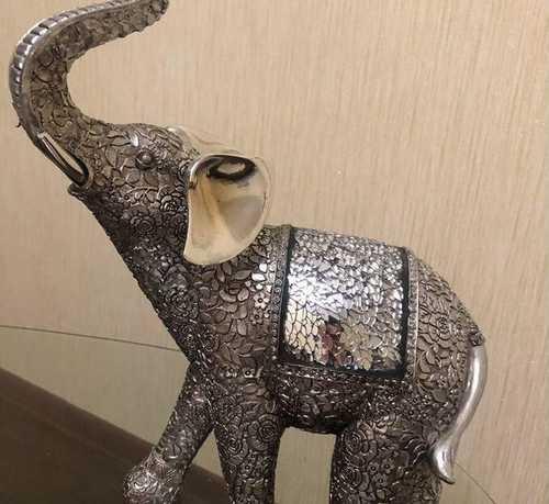 Слон индийскый и поверхность из серебряный стекла