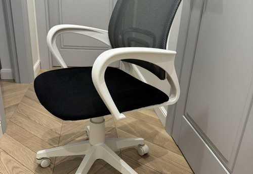 Компьютерное (офисное) кресло белое
