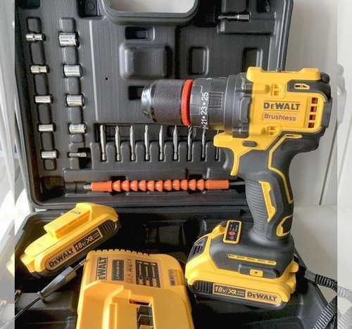 Шуруповерт бесщеточный с битами 18V Dewalt