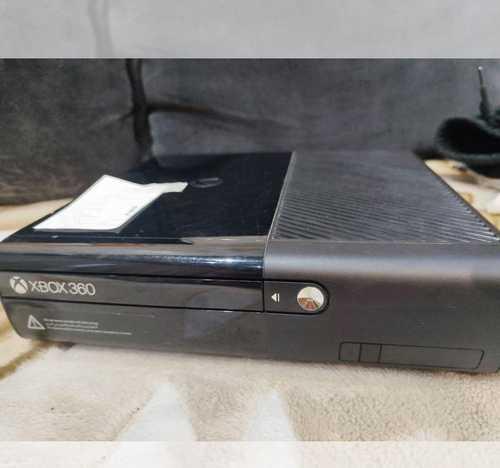 Xbox 360 E (250gb   freeboot)