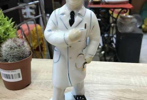 Фарфоровая статуэтка Доктор