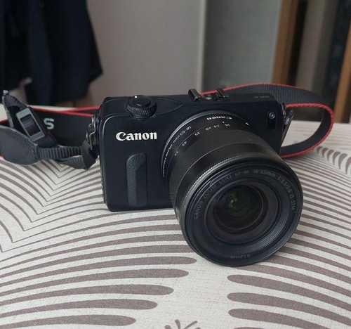 Беззеркалка Canon EOS M