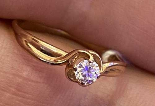 Золотое кольцо с бриллиантом 0.13