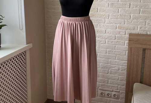 Плиссированная юбка миди на резинке розовая 44