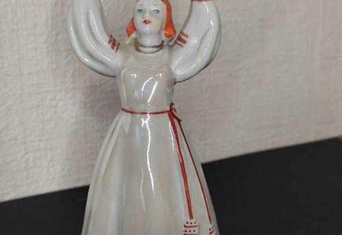 Фарфоровая статуэтка Дулево Девушка со снопом