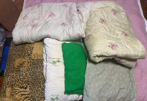 Три подушки и два одеяла с овечьей шерстью