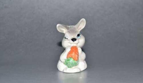Заяц с морковкой фарфоровая статуэтка