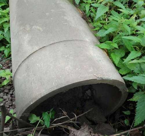 Труба бетонная в канаву для заезда