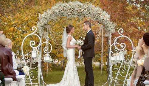 Арка свадеб с воротами и двумя верхами стойки стол